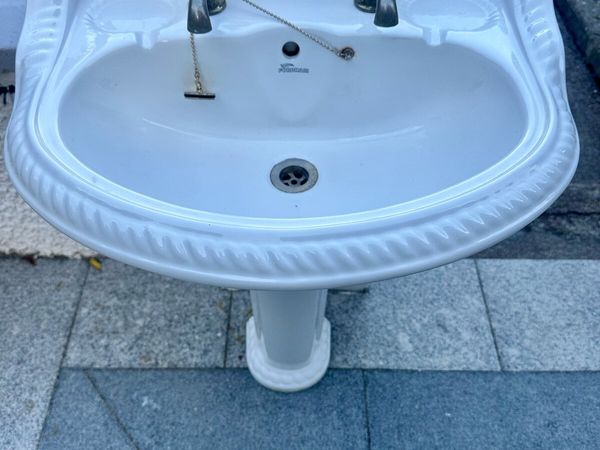 Wash Basin and Pedestal for sale in Co. Cork for €50 on DoneDeal