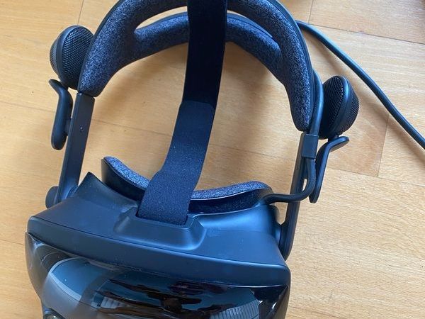 Brand New Steam VR Headset with Controllers and Room sensors for sale ...