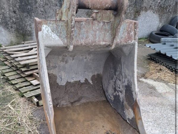 2 foot plus 3foot buckets for sale in Co. Kildare for €2 on DoneDeal