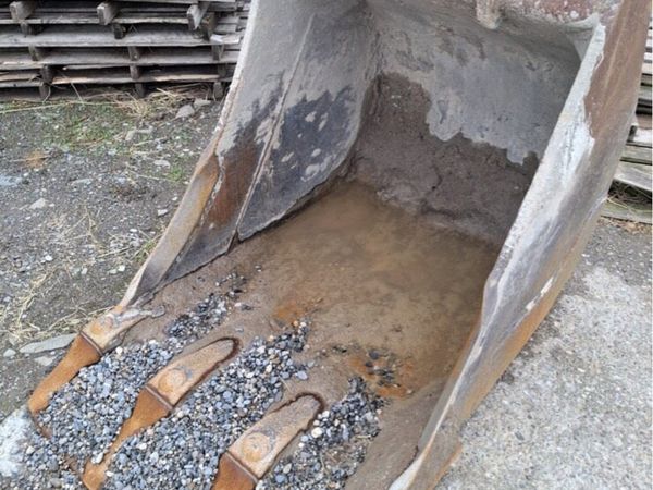 2 foot plus 3foot buckets for sale in Co. Kildare for €2 on DoneDeal