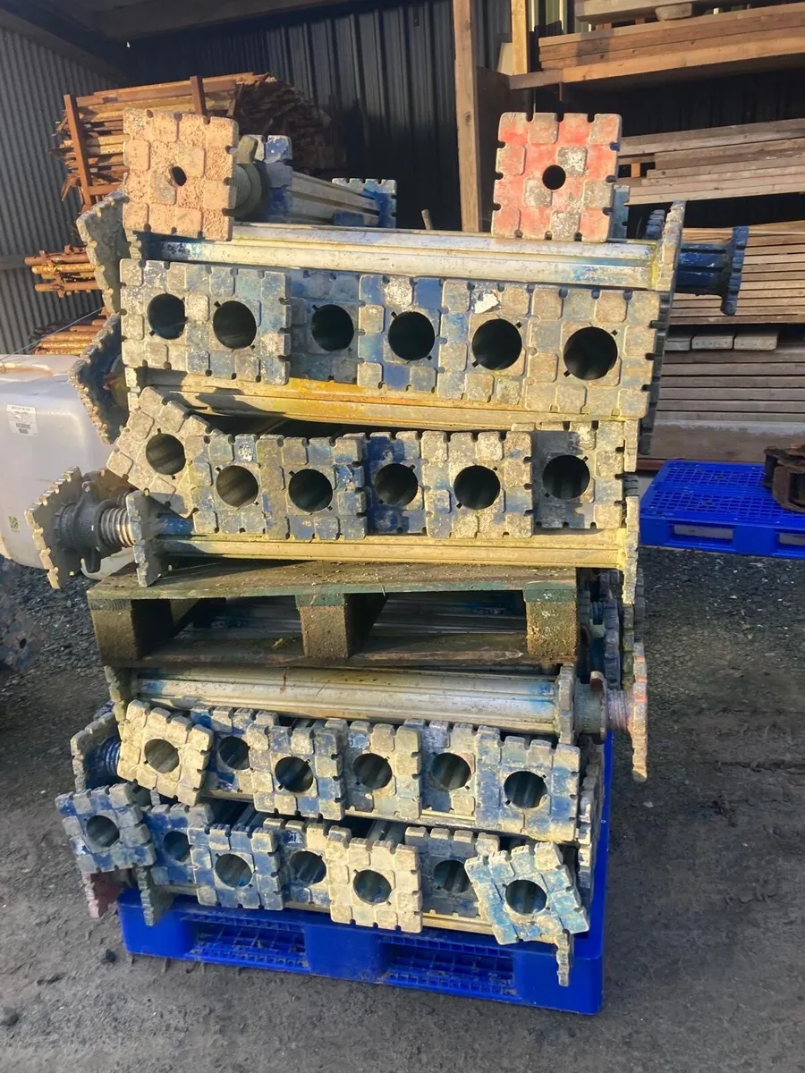 Acro Multi Props & scaffolding Clips for sale in Co. Leitrim for €1 on ...