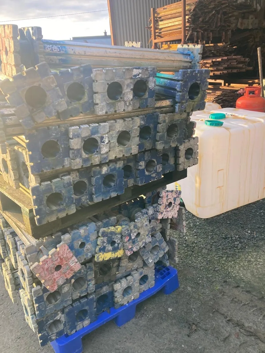 Acro Multi Props & scaffolding Clips for sale in Co. Leitrim for €1 on ...