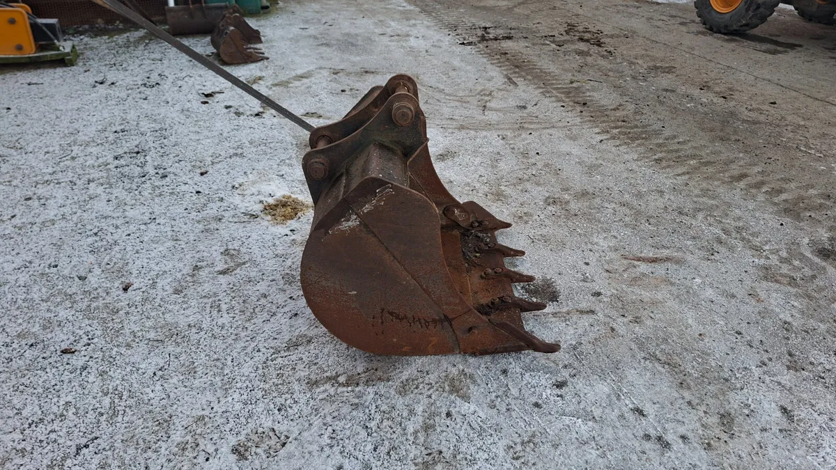 3ft bucket on 45mm pins for sale in Co. Cavan for €425 on DoneDeal