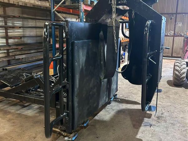 Roll over hoof trimming crate for sale in Co. Cork for €12,345 on DoneDeal
