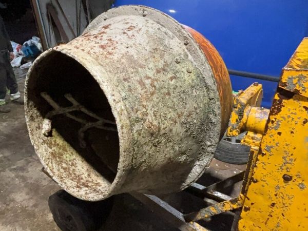Cement mixer for sale in Co. Cavan for €1,850 on DoneDeal