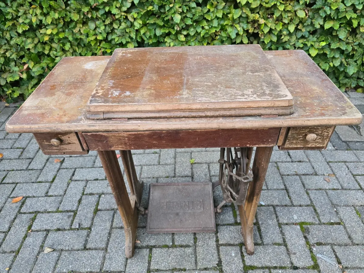 Singer Sewing Machine for sale in Co. Kilkenny for €125 on DoneDeal