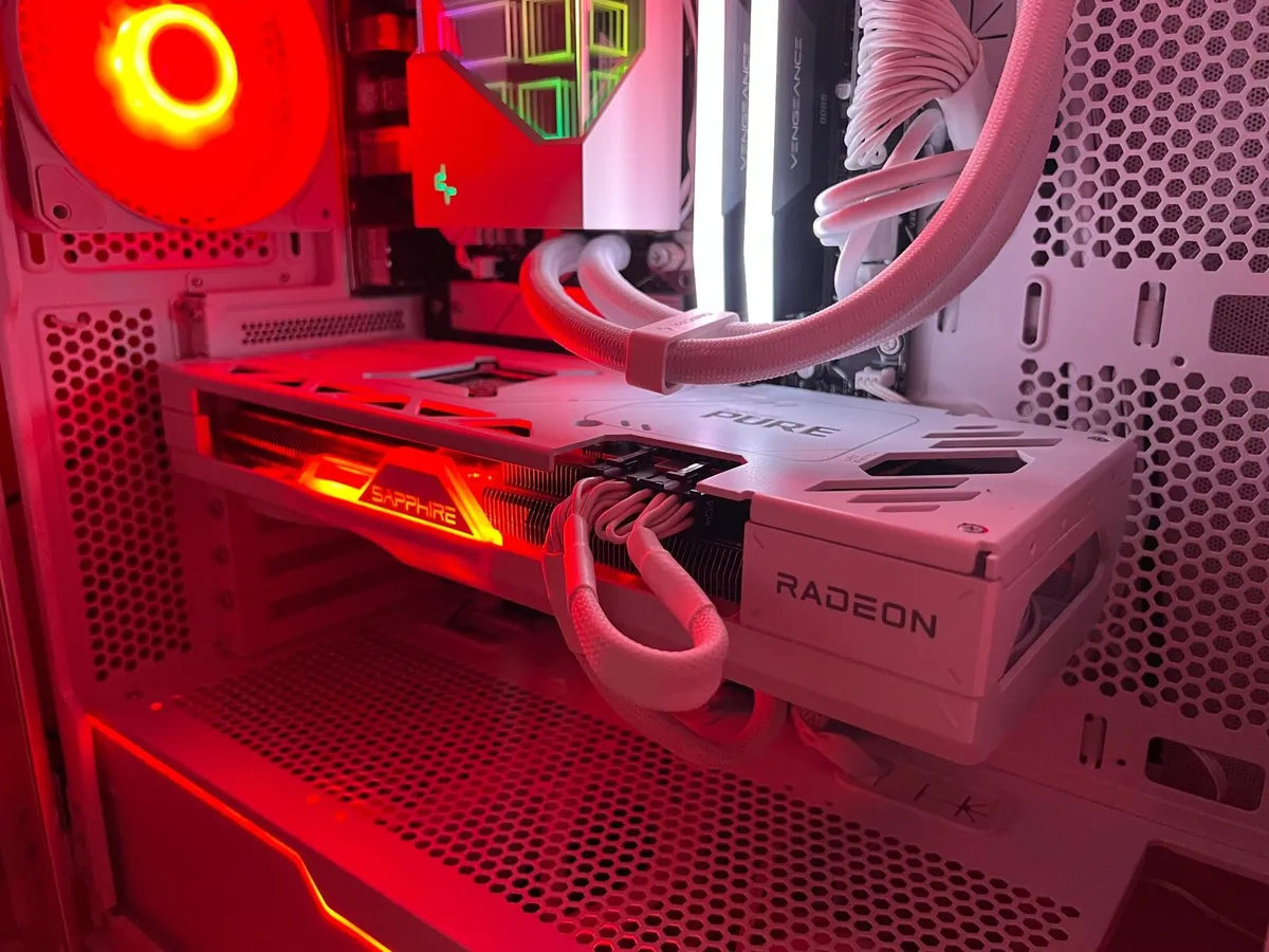 AMD RX 7800XT SAPPHIRE PURE Gaming OC 16GB (White) for sale in Co ...