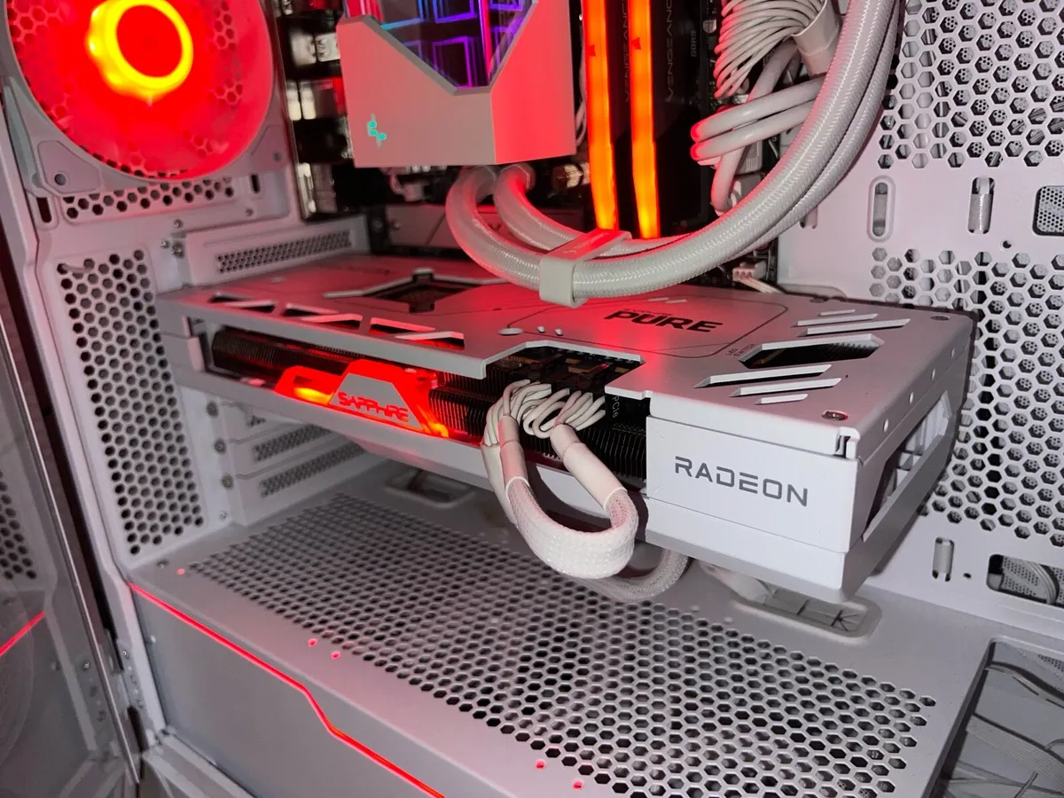 AMD RX 7800XT SAPPHIRE PURE Gaming OC 16GB (White) for sale in Co ...