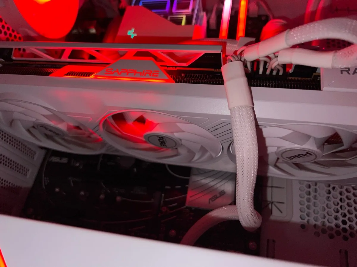 AMD RX 7800XT SAPPHIRE PURE Gaming OC 16GB (White) for sale in Co ...